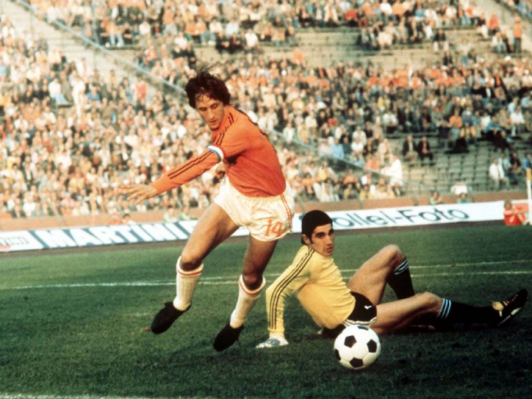 Cruyff Turn là gì? Cú xoay người đỉnh cao của huyền thoại Johan Cruyff
