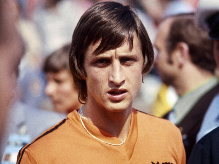 Cruyff Turn là gì? Cú xoay người đỉnh cao của huyền thoại Johan Cruyff